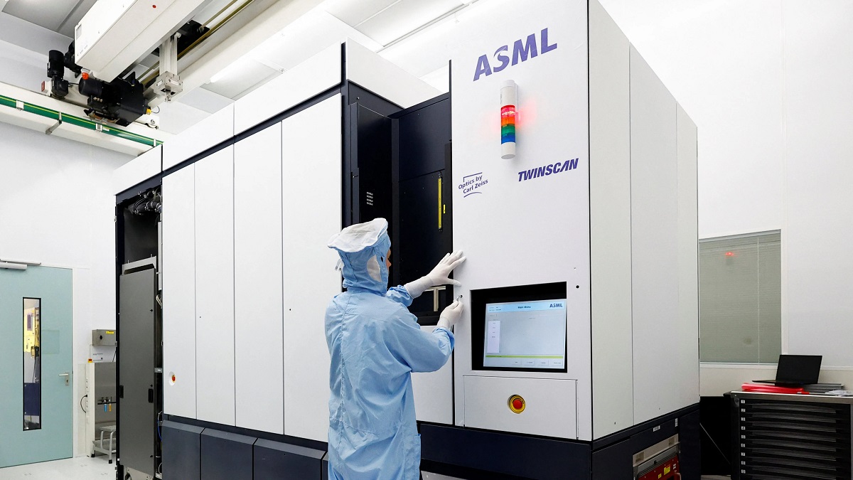 ASML reports strong Q4 bookings